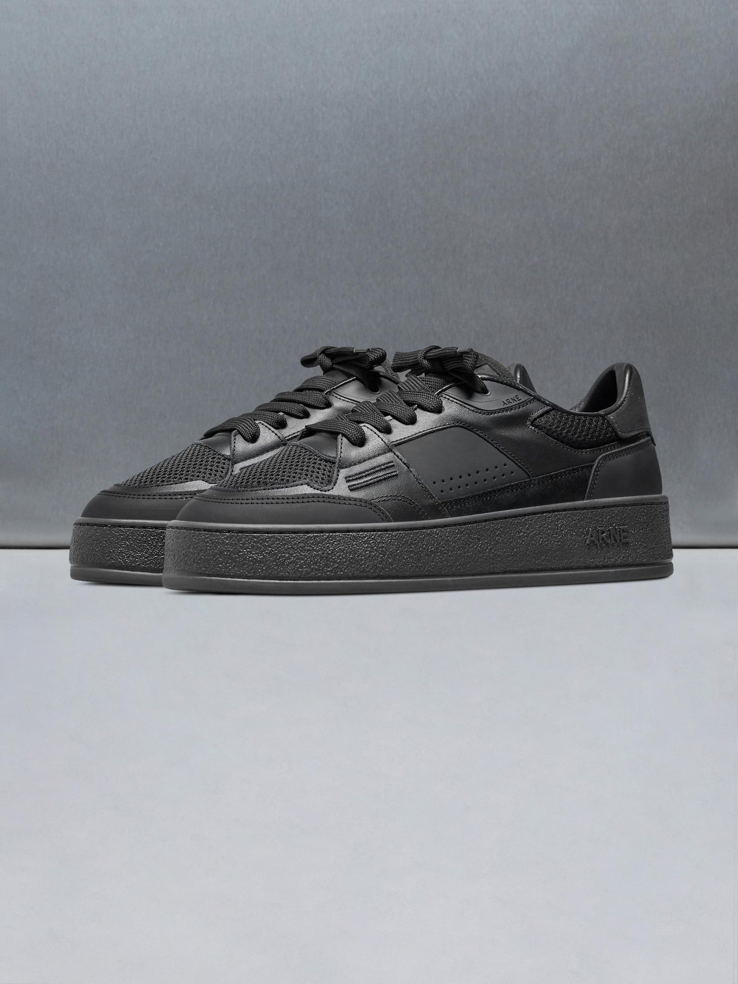 Arena Trainer 2.0 in Triple Black | ARNE UK