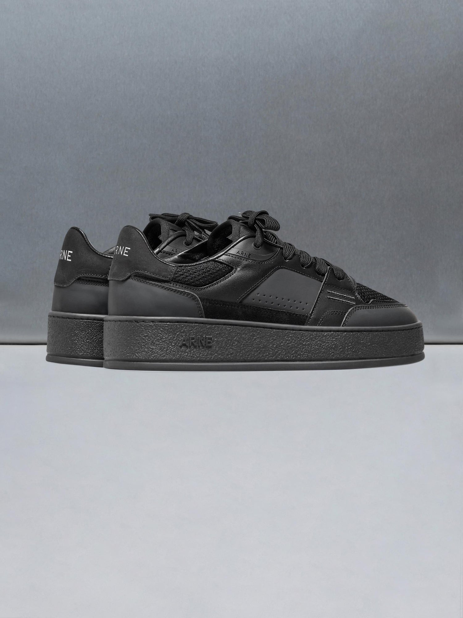 Arena Trainer 2.0 in Triple Black | ARNE UK