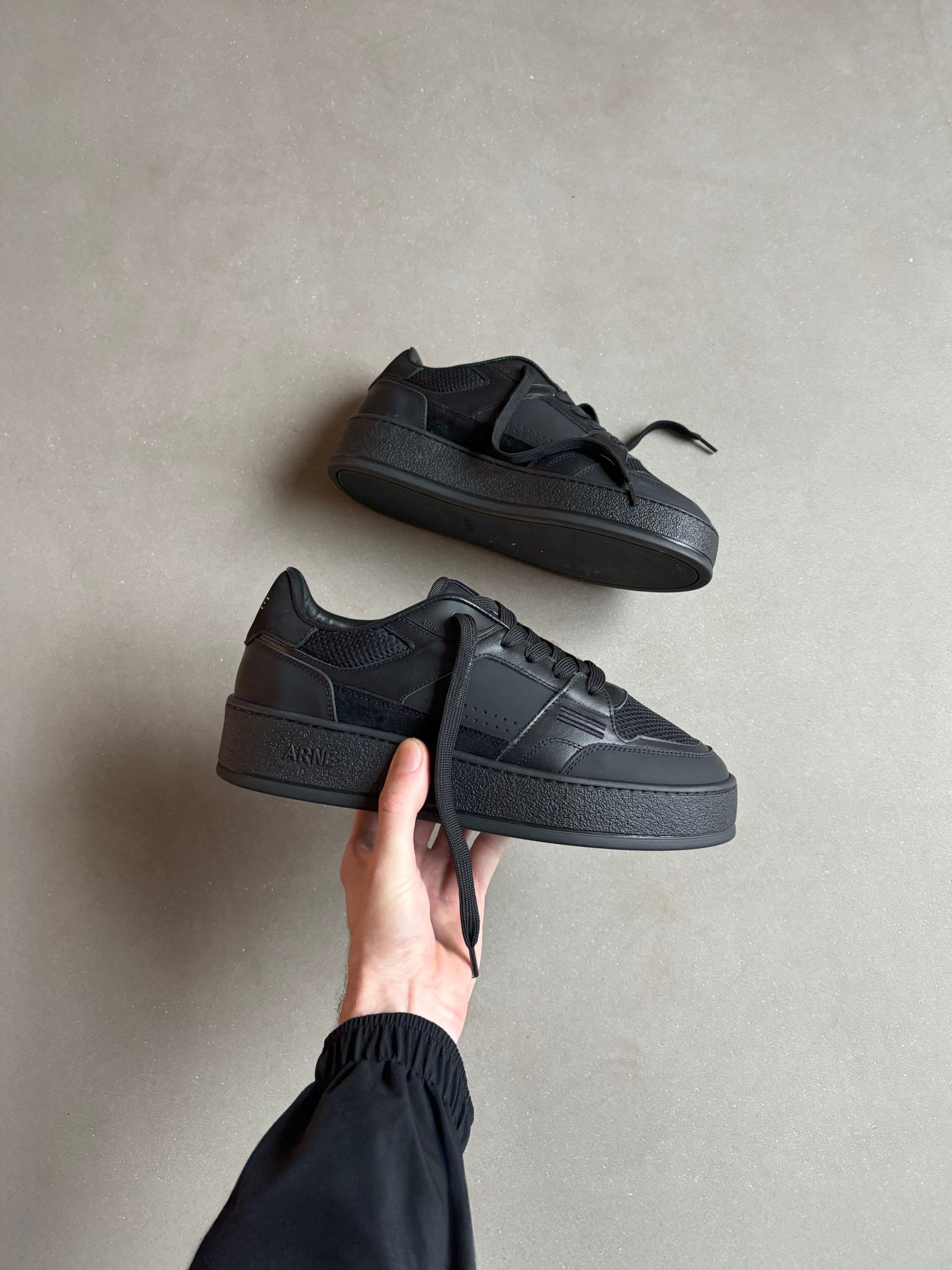 Arena Trainer 2.0 in Triple Black | ARNE UK