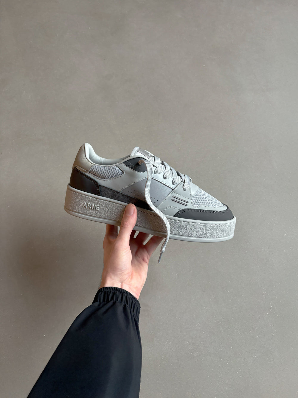 Arena Trainer 2.0 in Triple Grey | ARNE DE