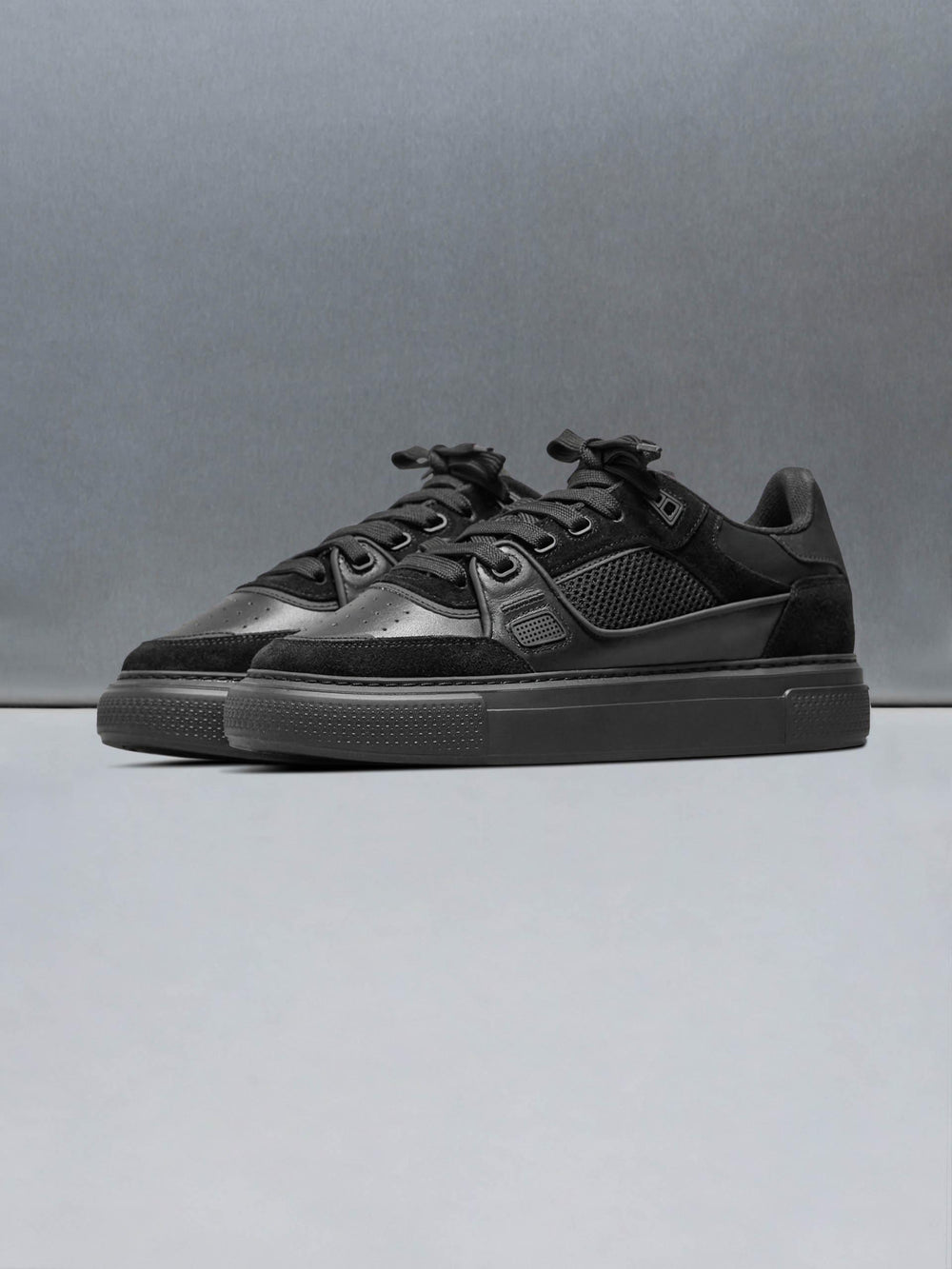 Atlas Trainer in Triple Black | ARNE AE