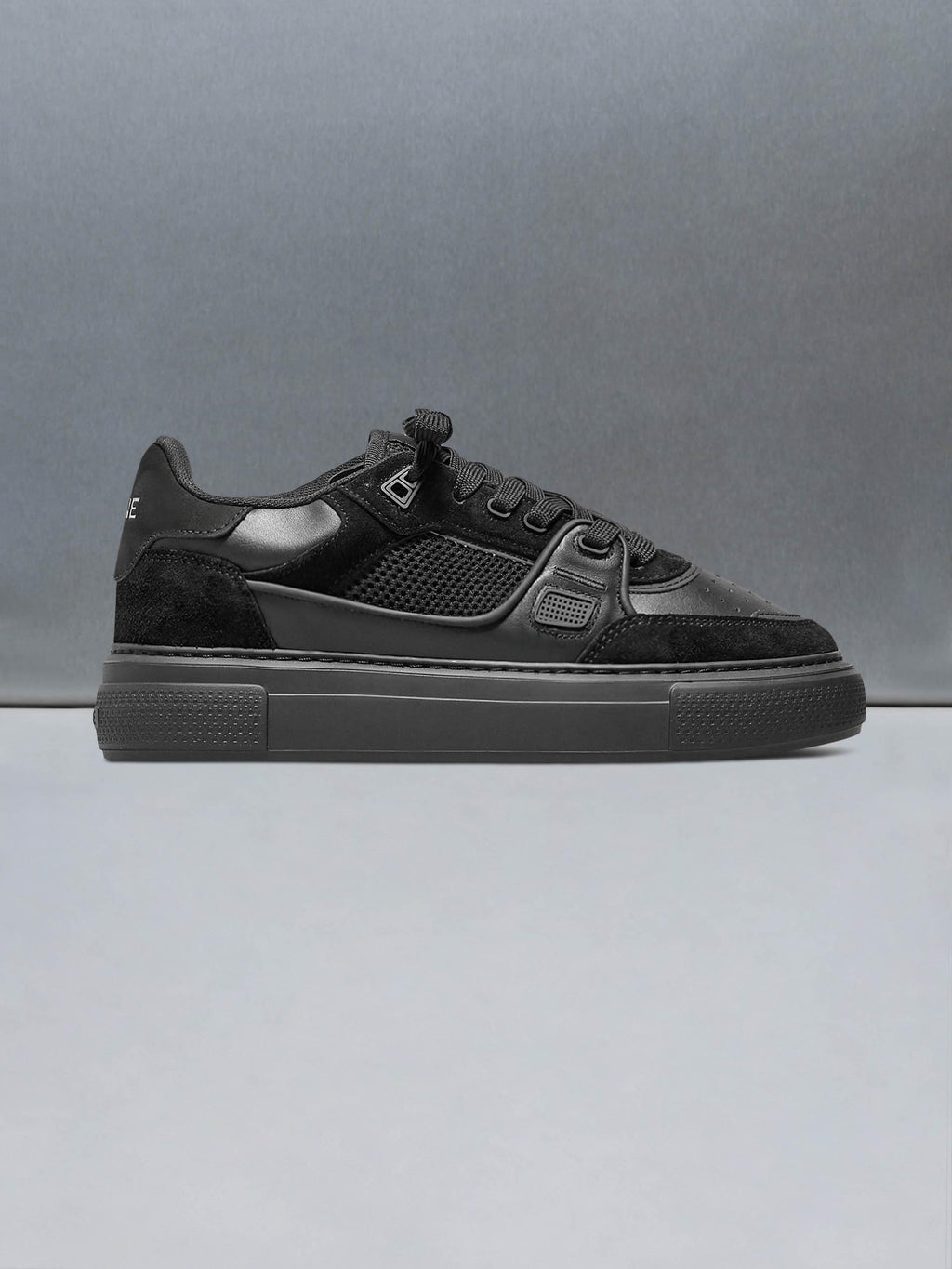 Atlas Trainer in Triple Black | ARNE AE