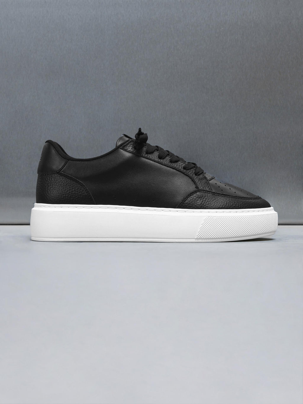 Court Trainer 2.0 in Black White | ARNE UK