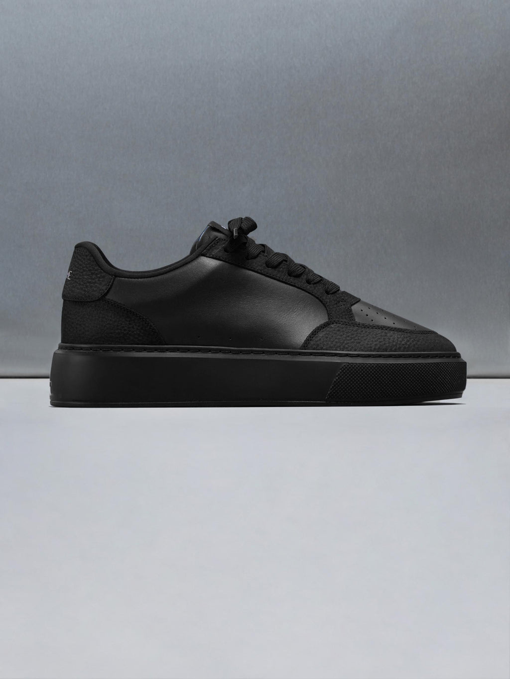 Court Trainer 2.0 in Triple Black | ARNE UK