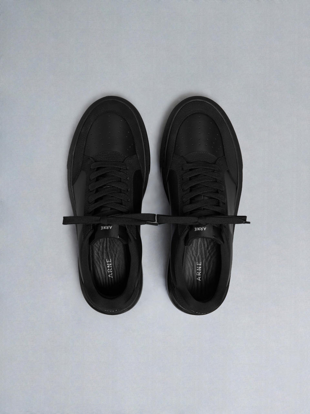 Court Trainer 2.0 in Triple Black | ARNE UK
