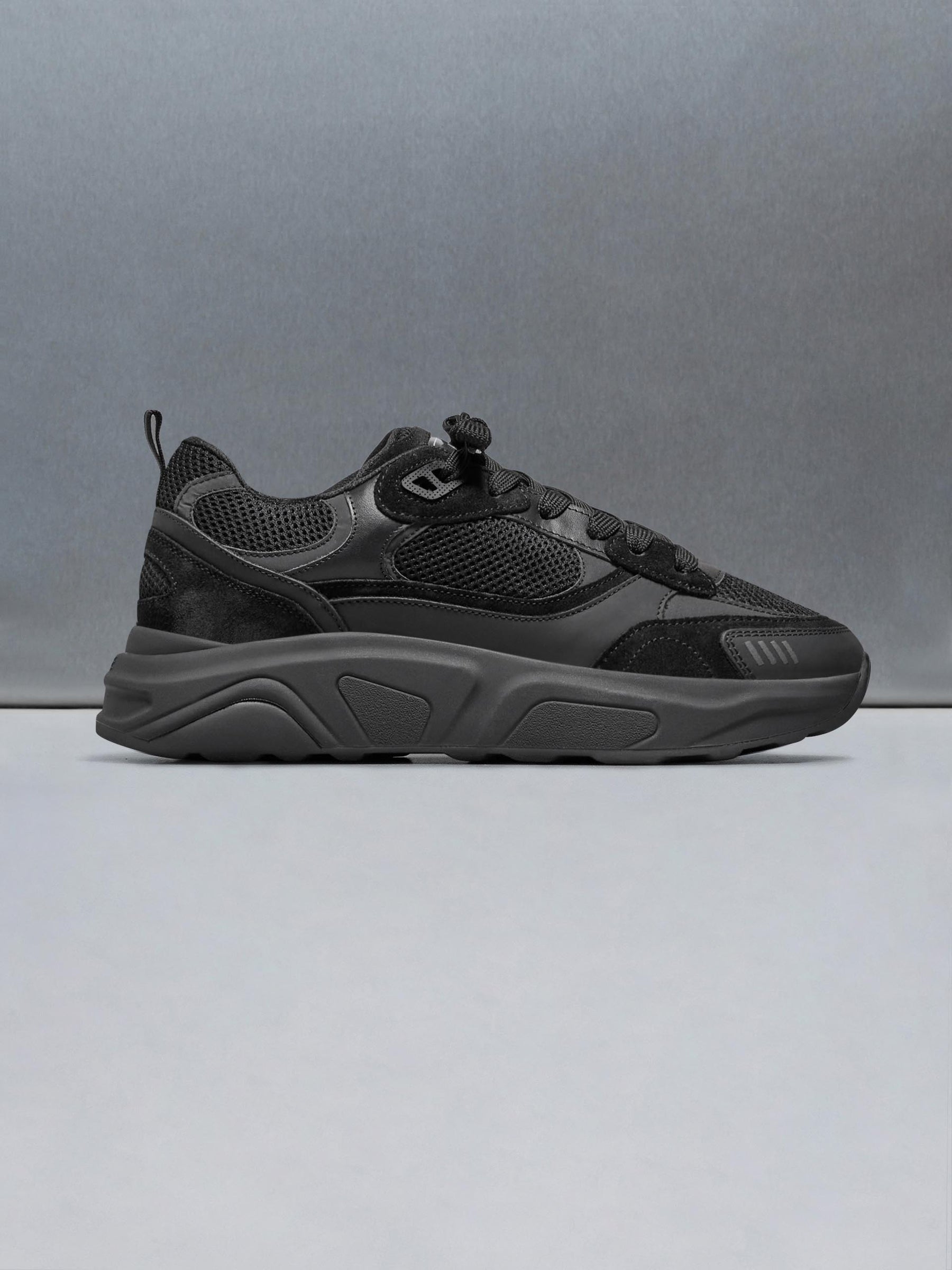 Flow Runner in Triple Black | ARNE UK