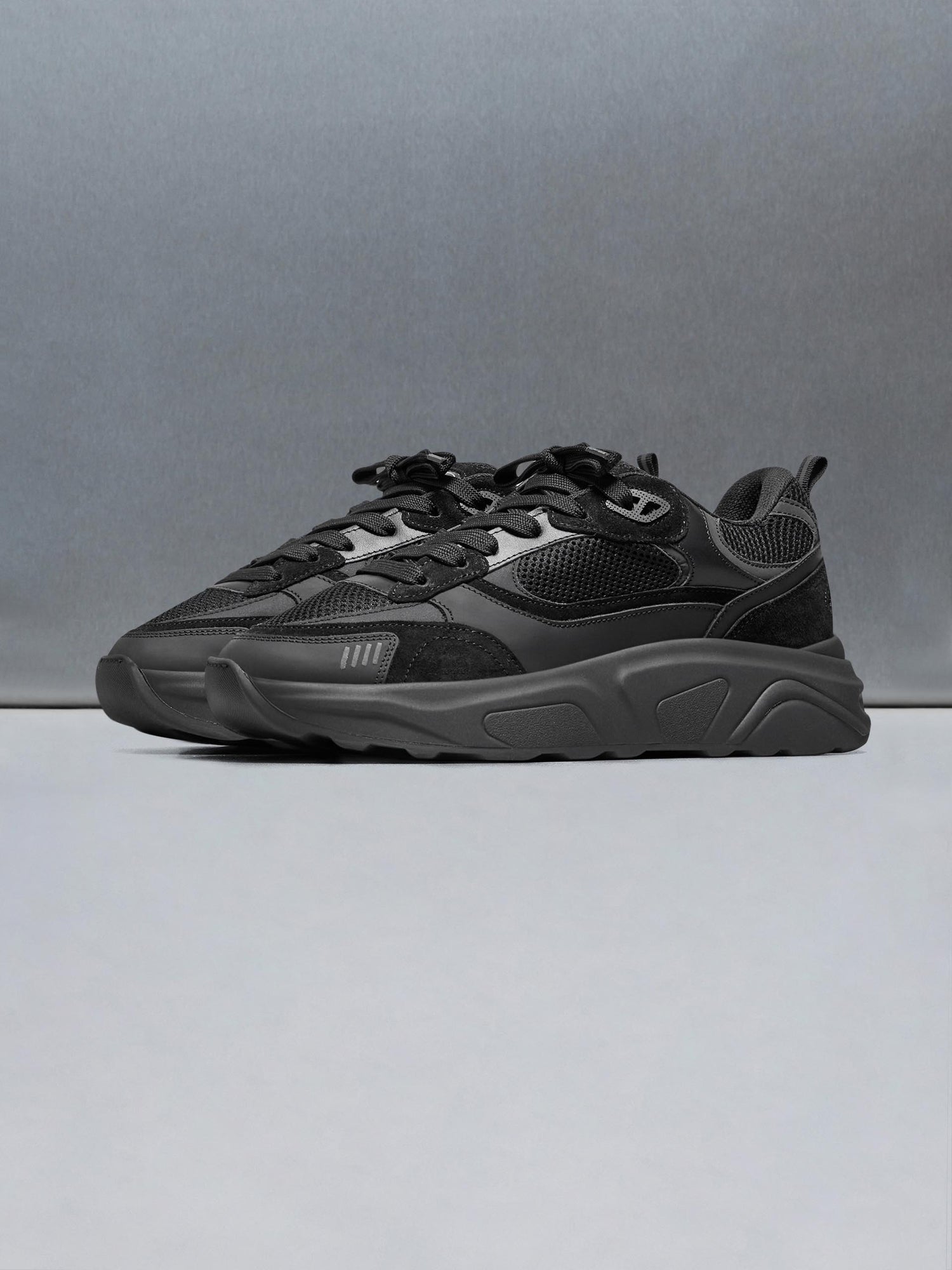Flow Runner in Triple Black | ARNE UK