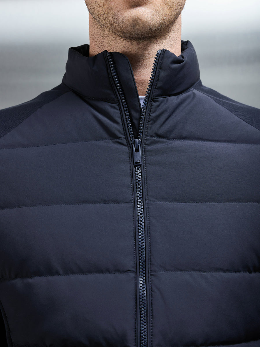Hybrid Technical Puffer Jacket in Navy ARNE