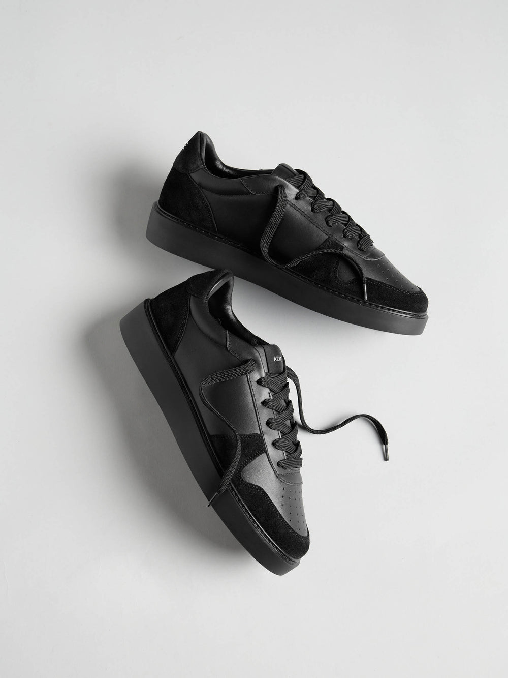 Mid Court Trainer in Triple Black | ARNE UK