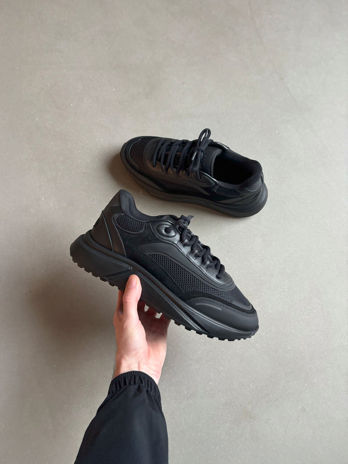 Technical Runner 2.0 in Triple Black | ARNE UK