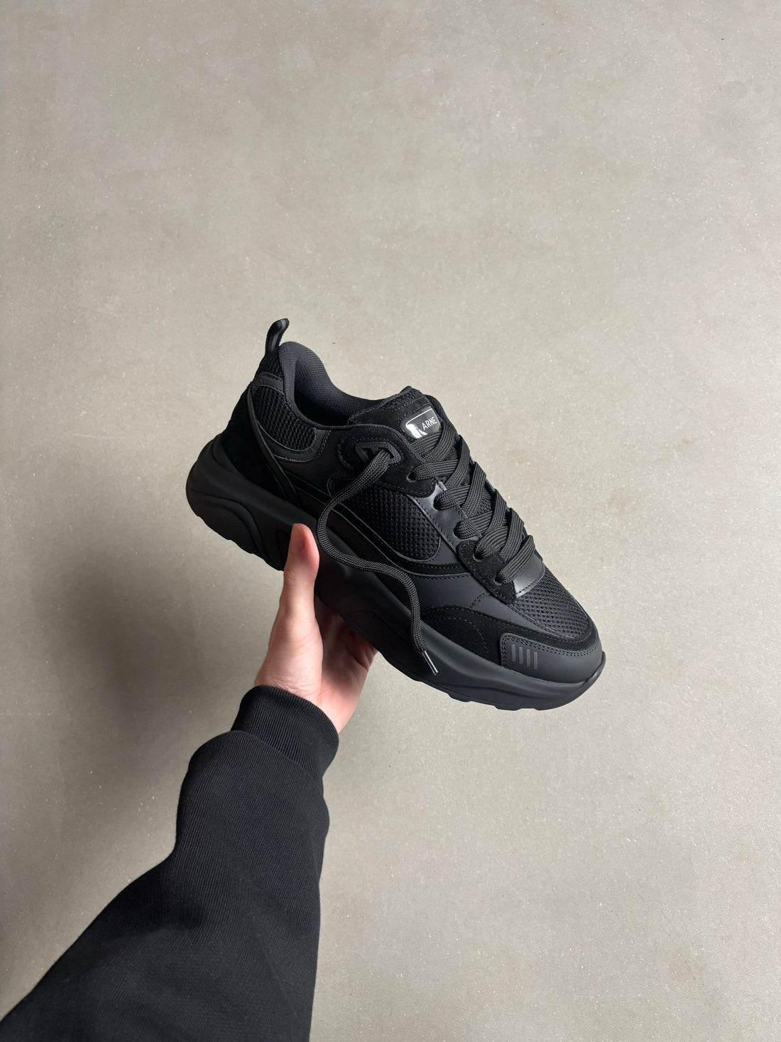 Flow Runner in Triple Black | ARNE UK